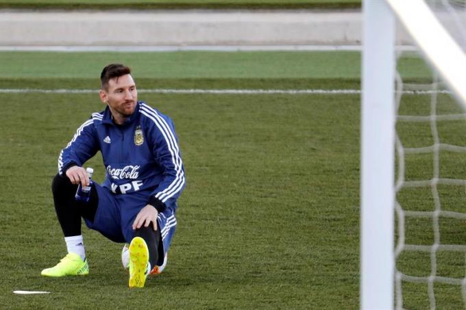 Entrenamiento de la Selección Argentina | Leo Messi al Margen