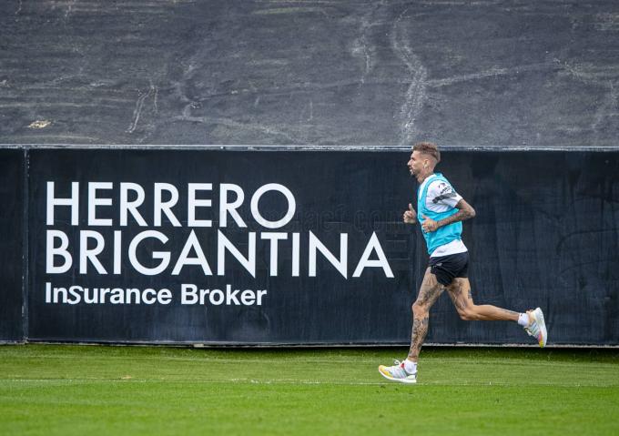 El taconazo de calidad de Martín Tejón en el entreno del Valencia