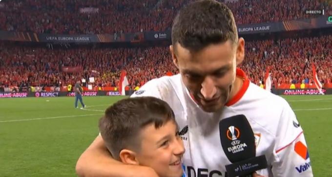 Jesús Navas se emociona con su hijo tras el Sevilla - Juventus