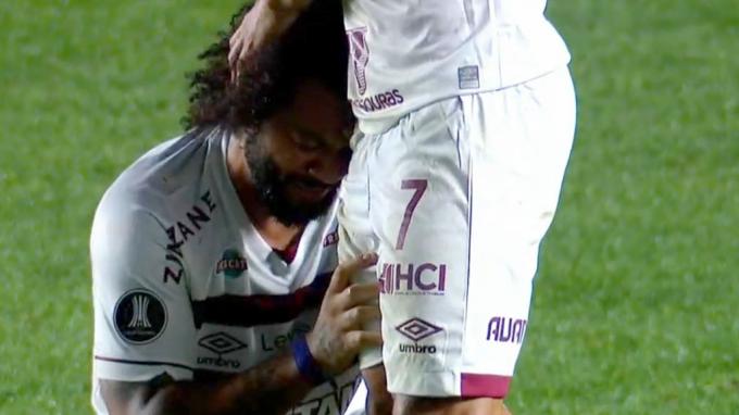 Marcelo: expulsado y llorando tras fracturar la pierna a un rival