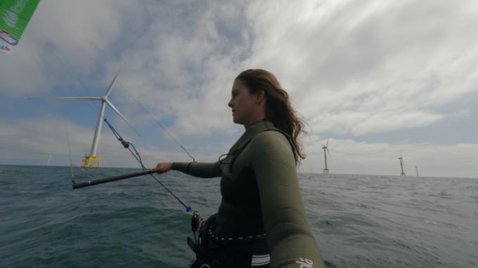 Gisela Pulido se atreve a hacer kitesurf rodeada de molinos de 167 metros