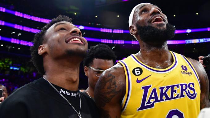 Lebron James y su hijo Bronny aparecerán juntos en un cromo