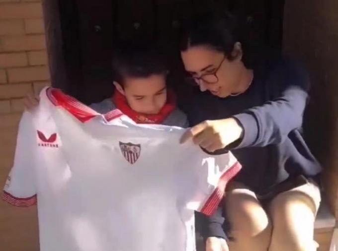 Sergio Ramos cumple el sueño de un pequeño sevillista: el especial regalo