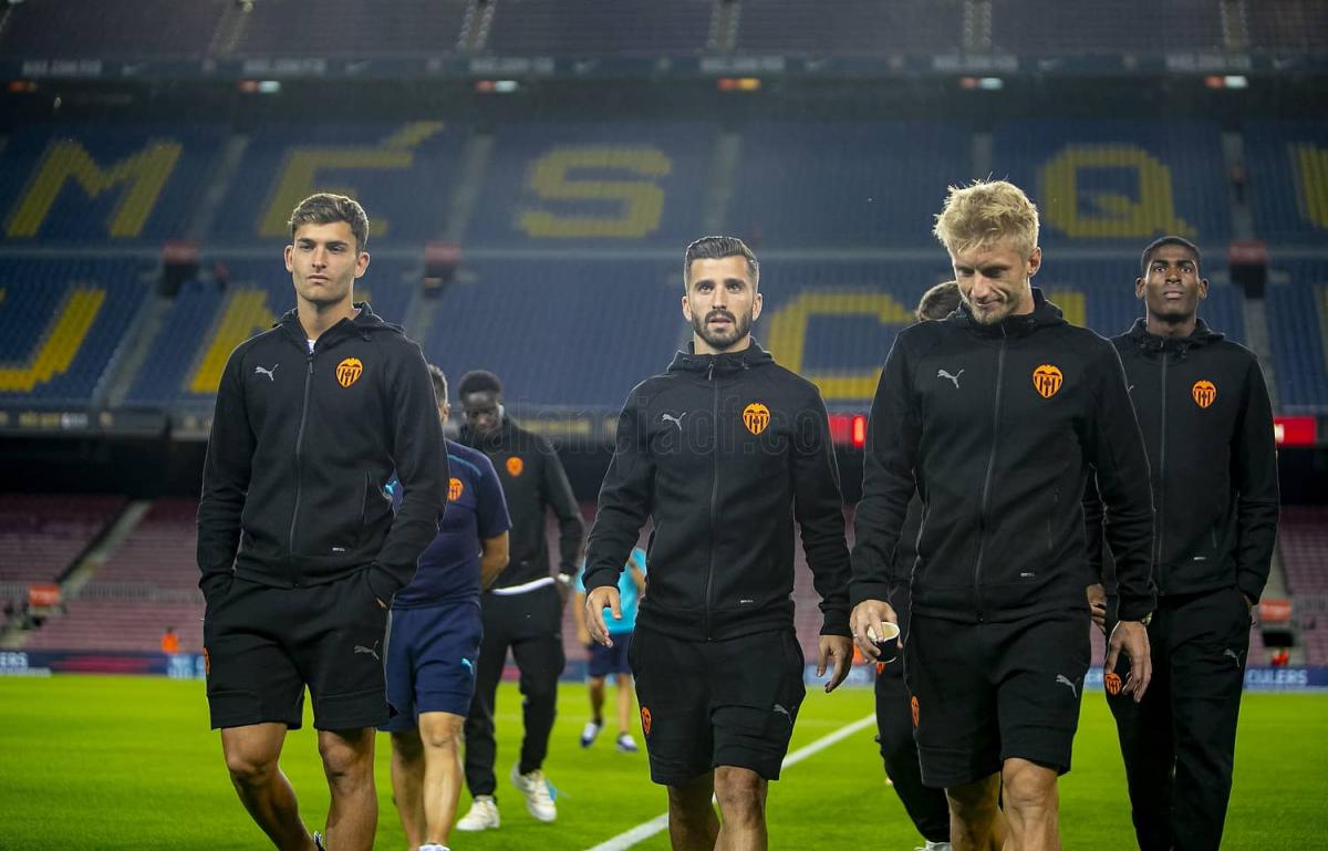 Soler y Gayà comandan el once titular del Valencia CF en el Camp Nou