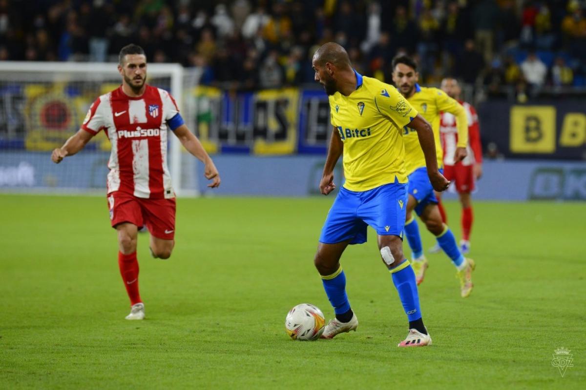 Las mil caras de Fali durante un partido como suplente