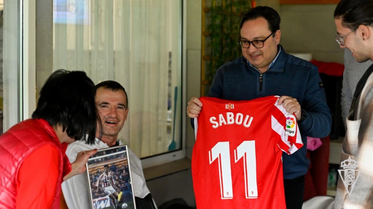 El Real Sporting homenajea a Marcel Sabou, enfermo de ELA