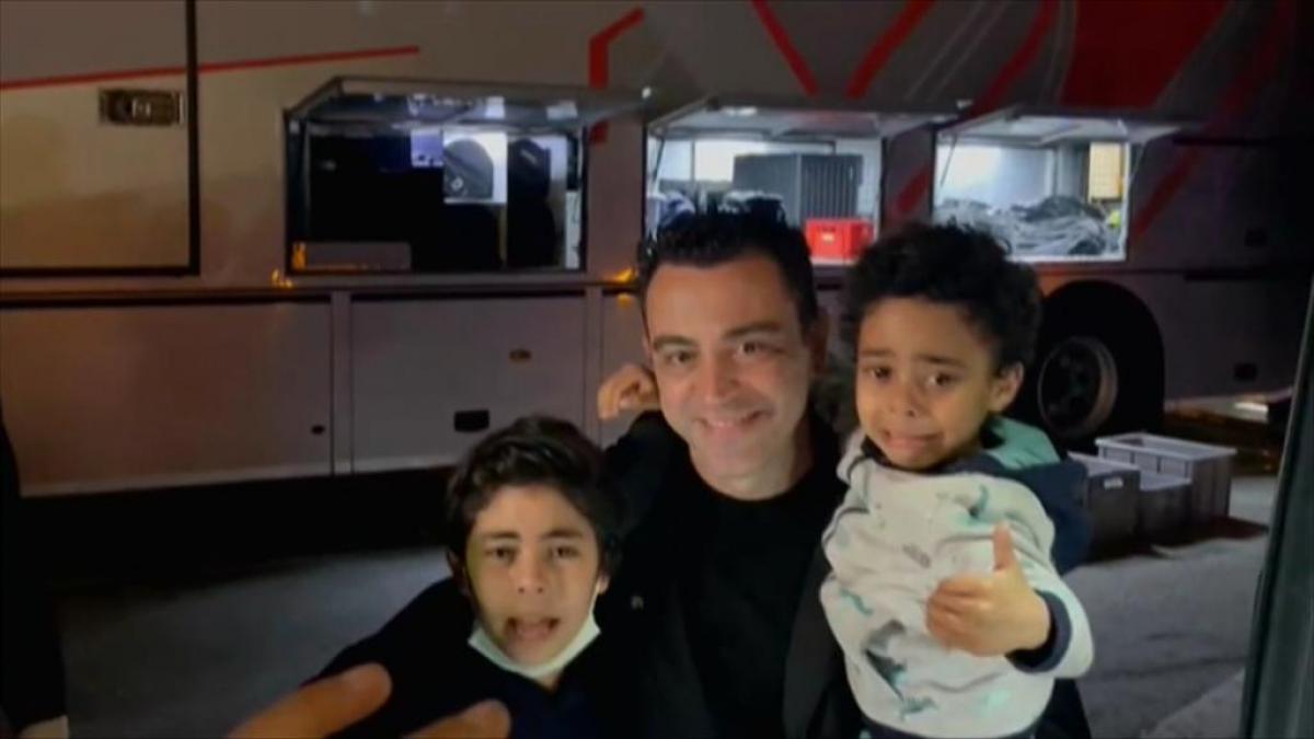 Xavi se baja del bus para hacerse foto con un fan al que tuvo que coger ...