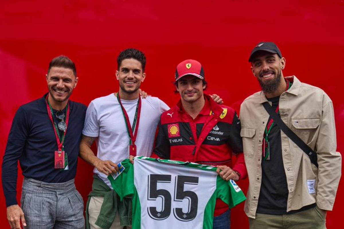 Joaquín, Bartra y Borja Iglesias visitan Ferrari y le regalan camiseta ...