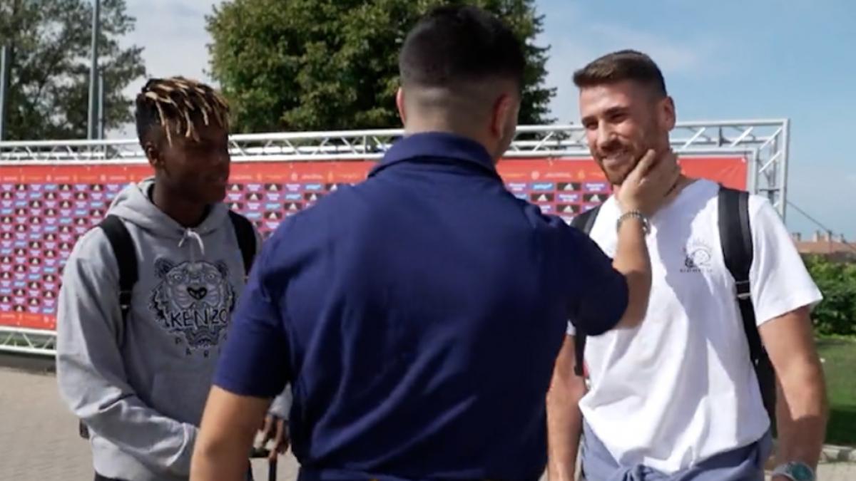 Nico Williams, Arropado por Unai Simón y Carlos Soler en Las Rozas con ...