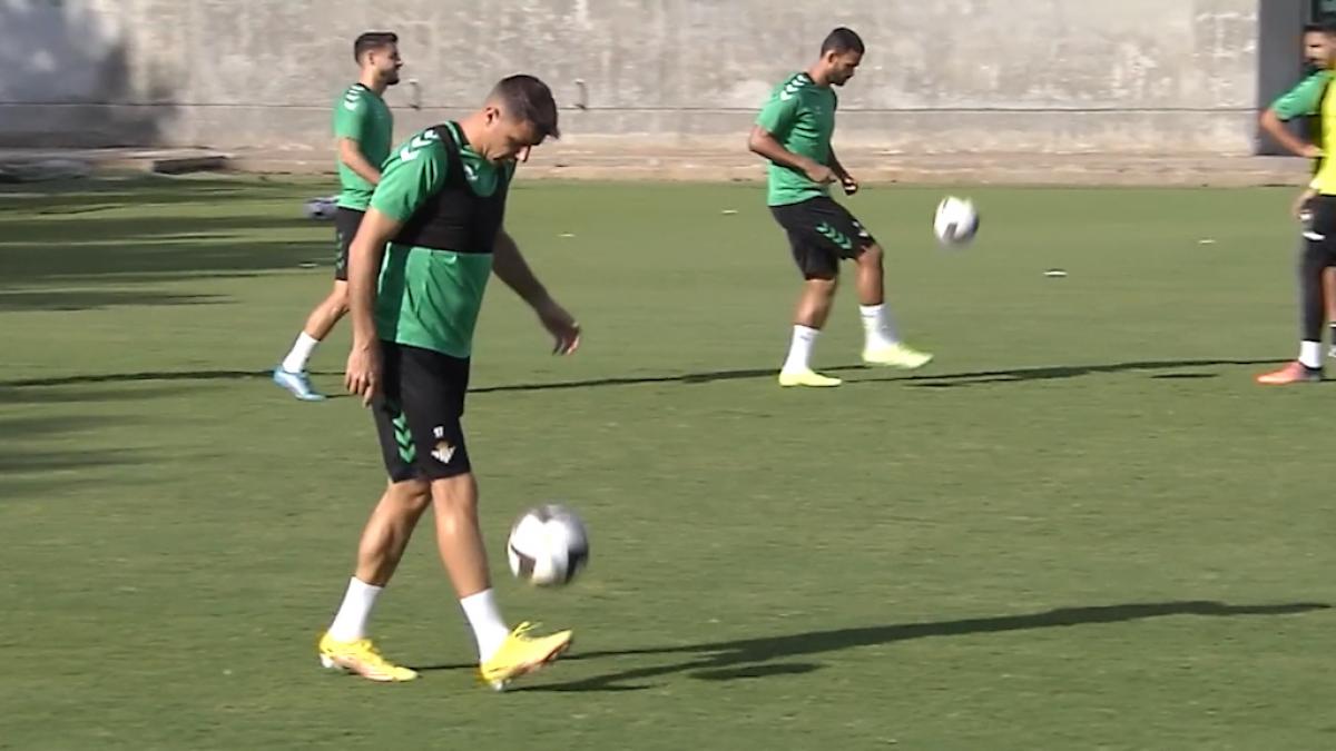 Joaquín demuestra los toques con el balón y Claudio Bravo se sorprende