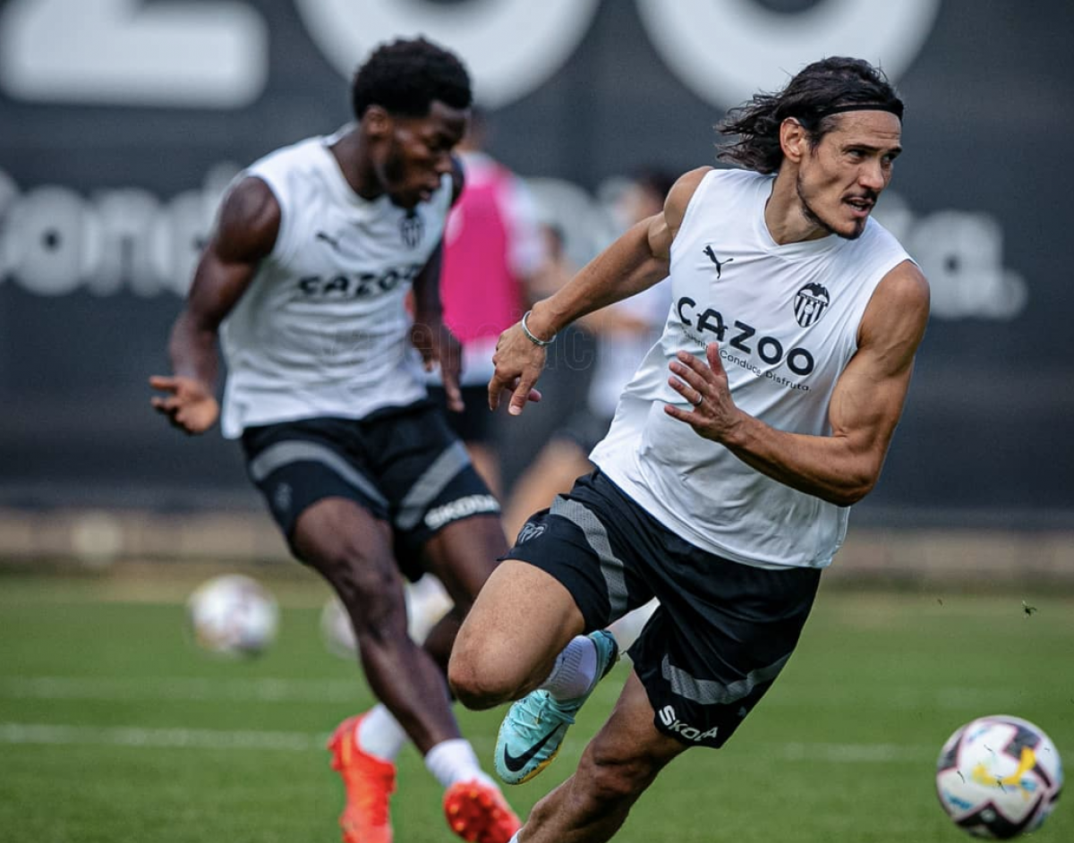 Cavani, baja para el Valencia CF - Betis y Gattuso hace experimentos en ...