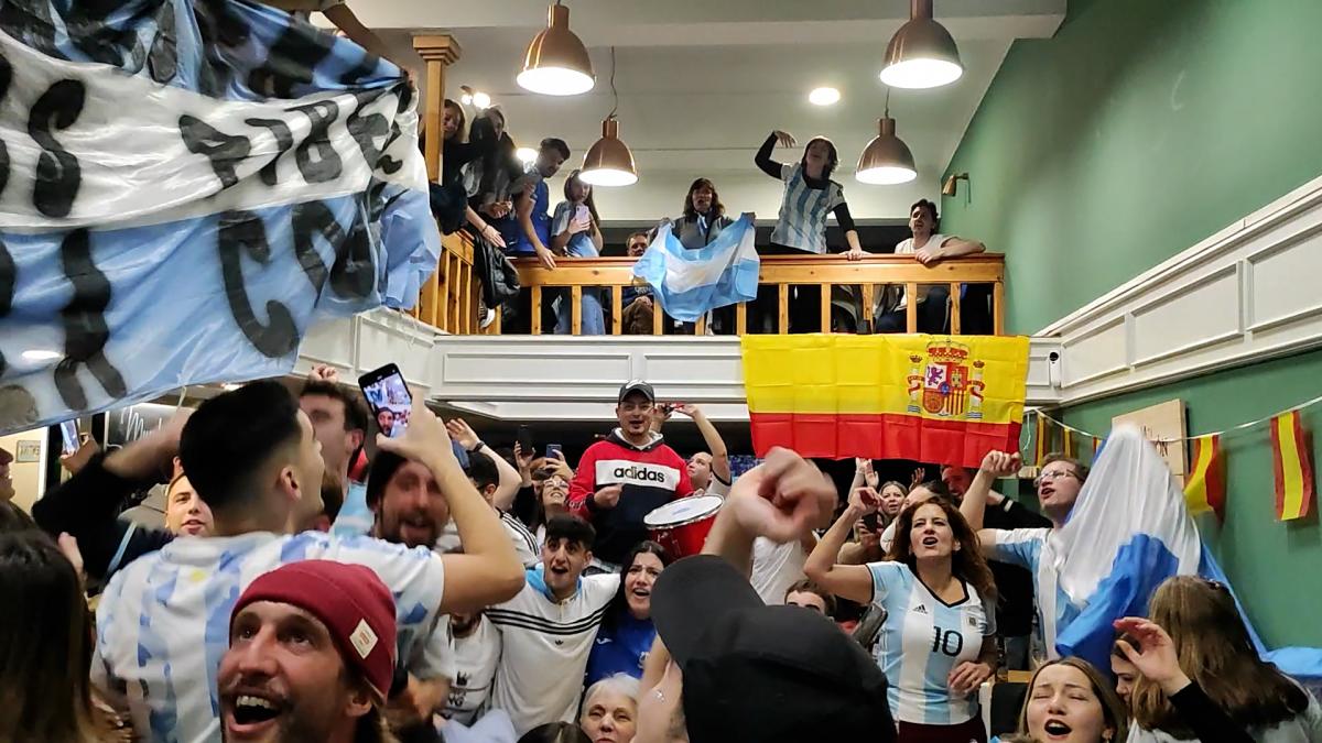 La Mila, el corazón de Argentina en A Coruña ruge con la primera ...
