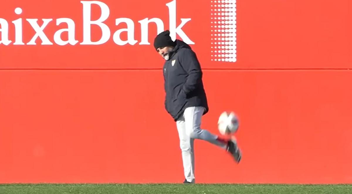 Sampaoli y su toque de balón en el entrenamiento del Sevilla FC