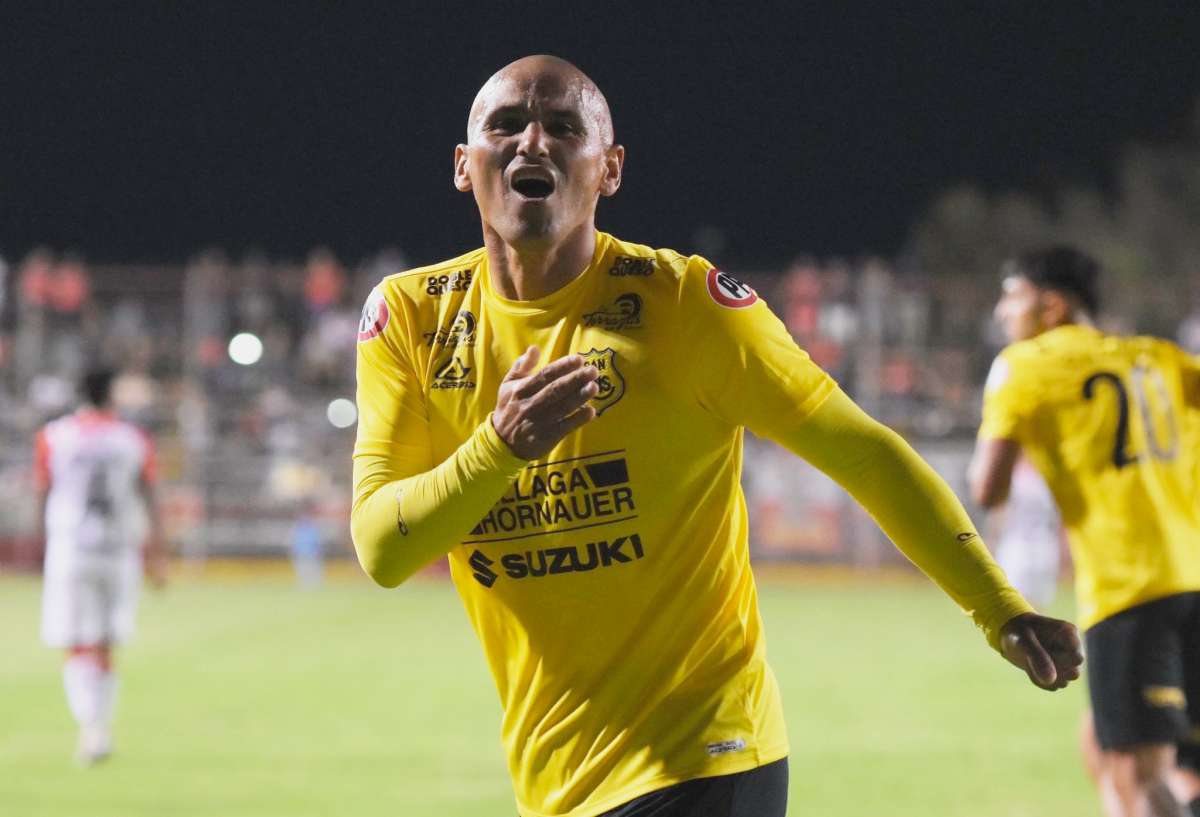 Humberto Suazo debuta con doblete en su nuevo equipo a los 41 años