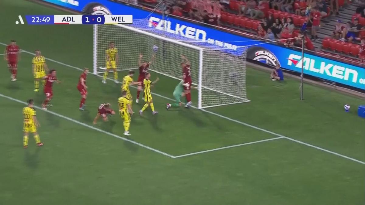 La pifia del año es inexplicable: el portero abraza al rival en vez de ...