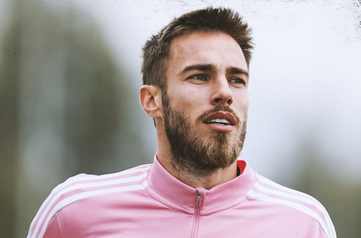 Mingueza se posiciona a favor de las jugadores de la selección: "Tengo ...