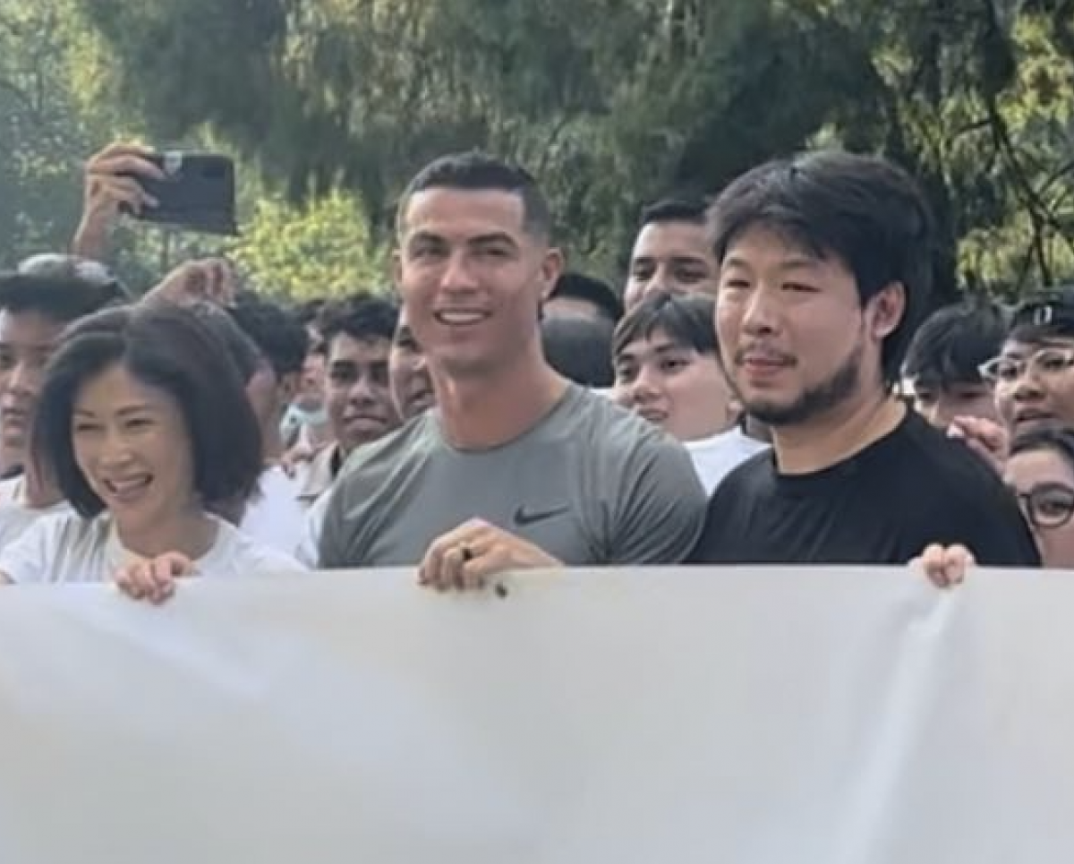 Kiat, el hijo de Peter Lim, recibe a Cristiano en Singapur mientras el Valencia se juega la vida