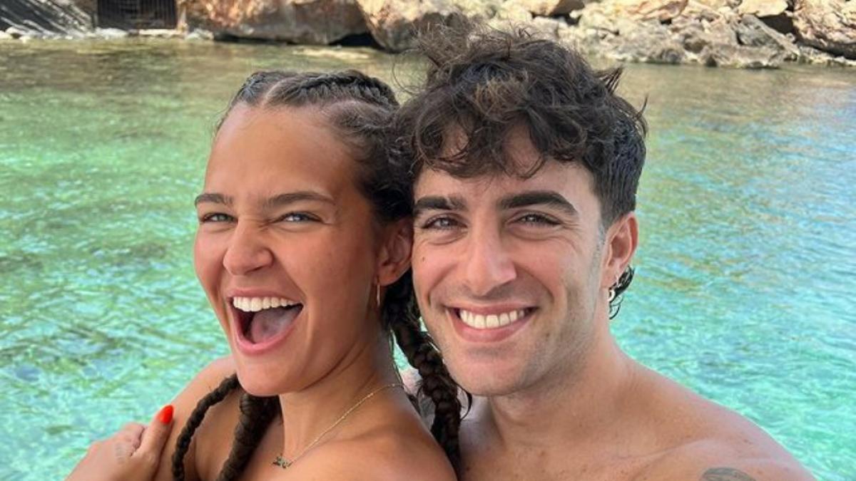 Laura Escanes y Álvaro de Luna derrochan pasión en Menorca