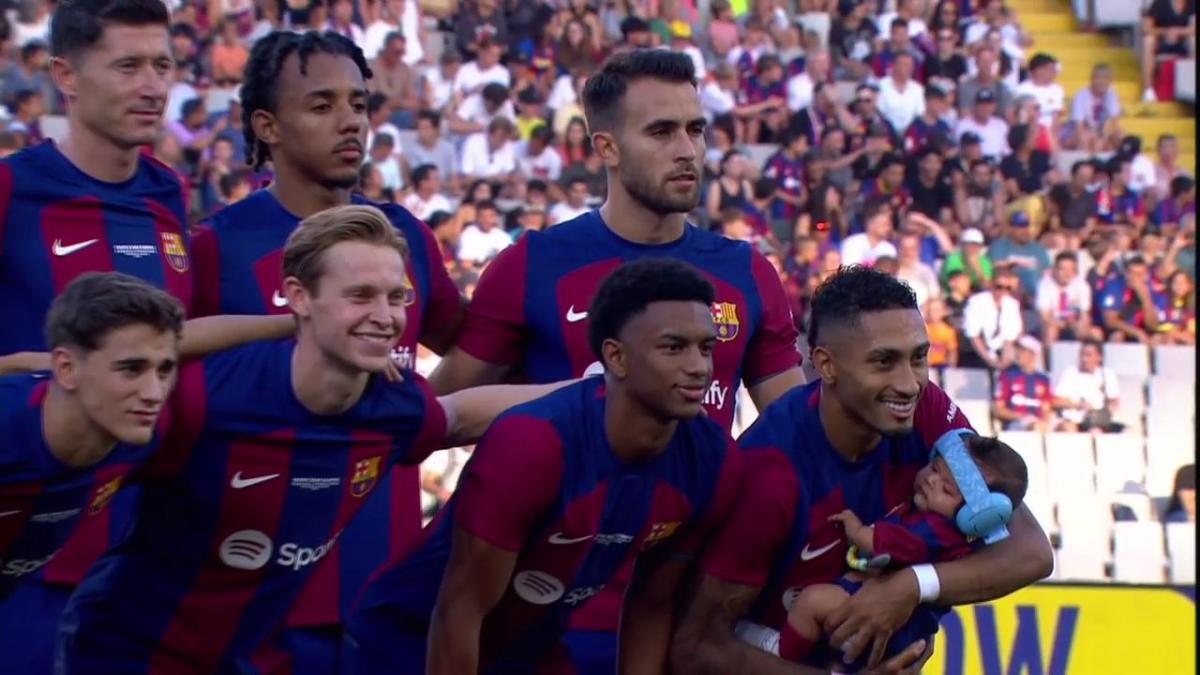 Barcelona: Raphinha presenta a su bebé de tres meses