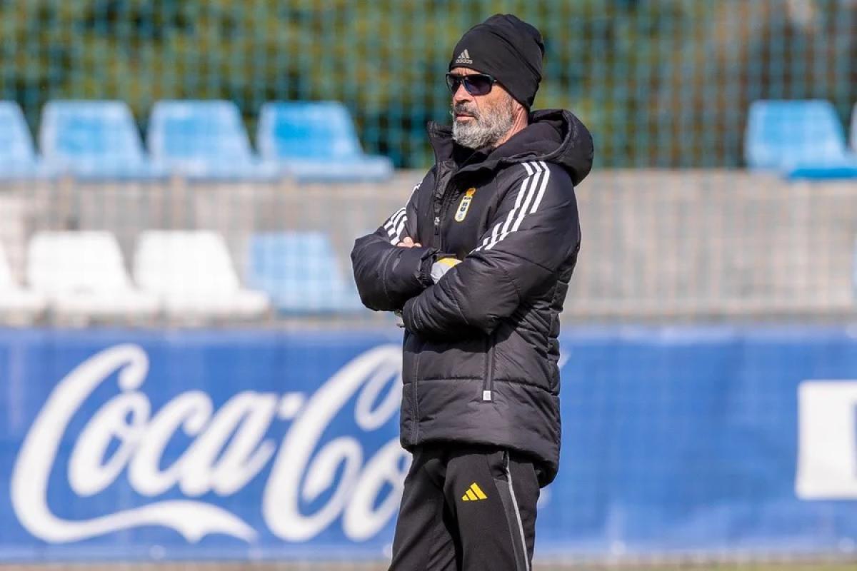 El último servicio de Cervera al Oviedo: dirigió el entrenamiento