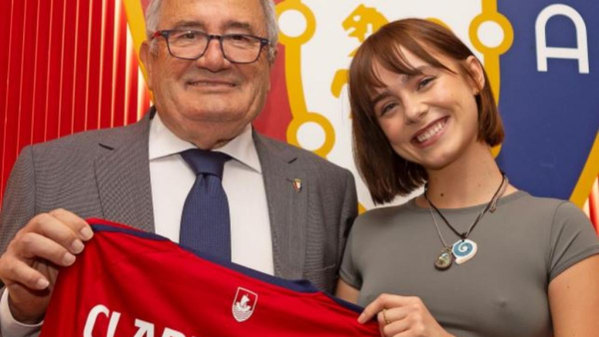 Clara Galle responde las críticas por ir a ver al Osasuna sin sujetador