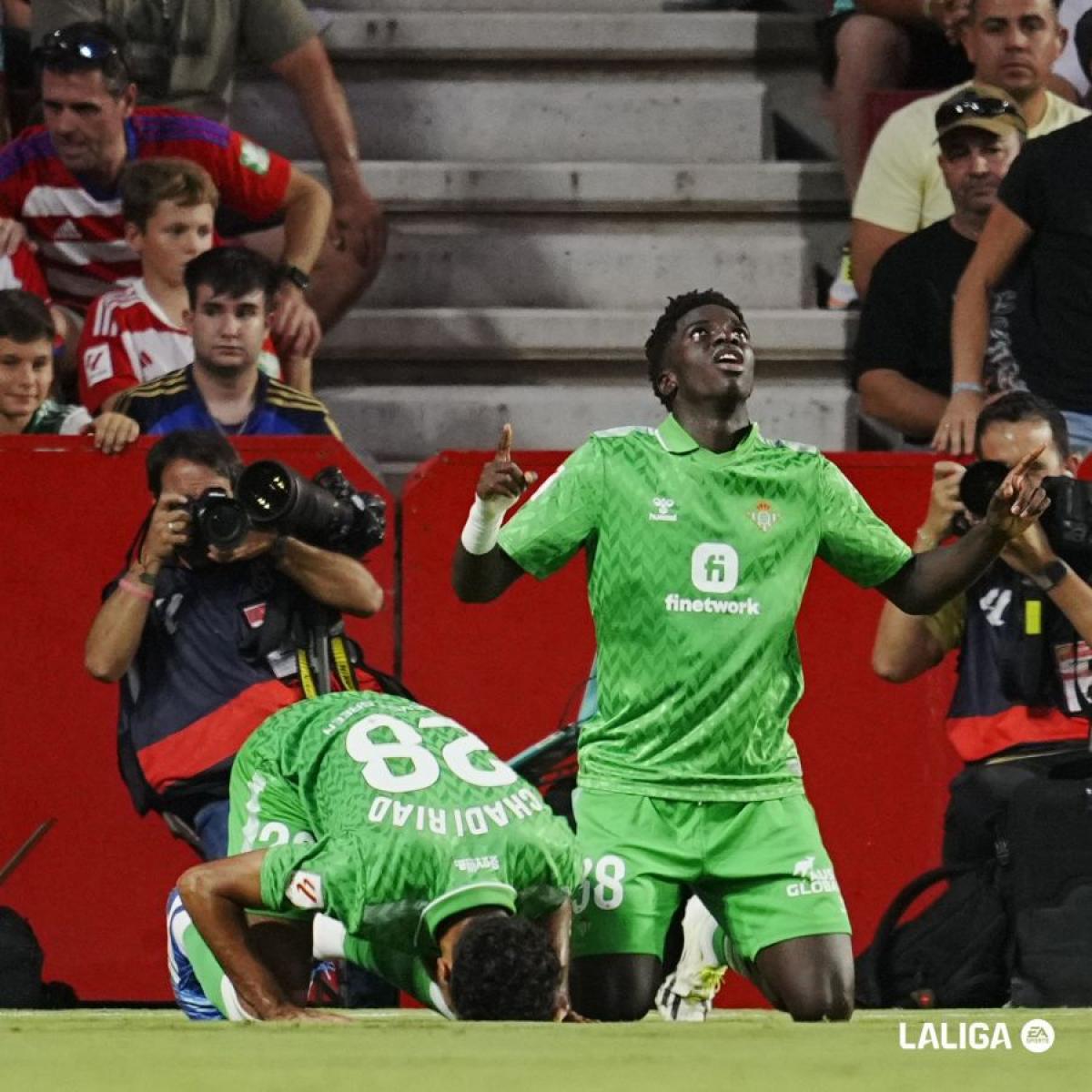 Assane Diao: un golazo que lo define y beso al escudo en la celebración