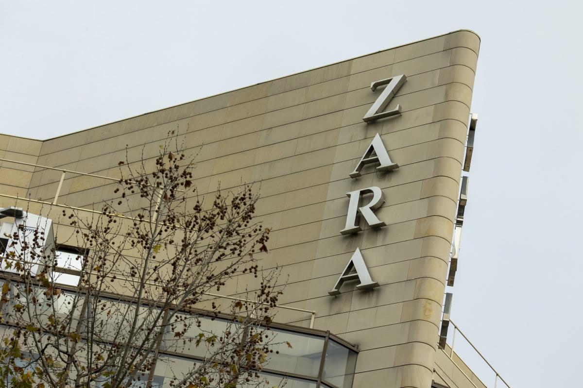 La perfección es el vestido midi halter con fornitura de Zara