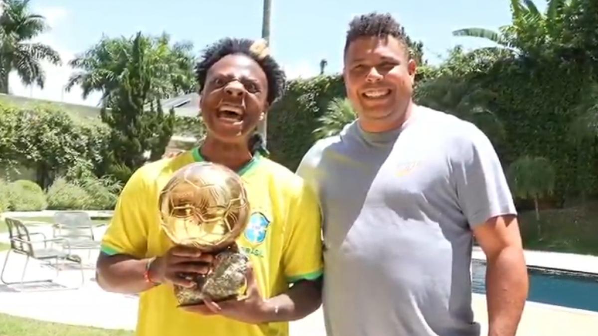 IShowSpeed alucina al ver el Balón de Oro de Ronaldo Nazario