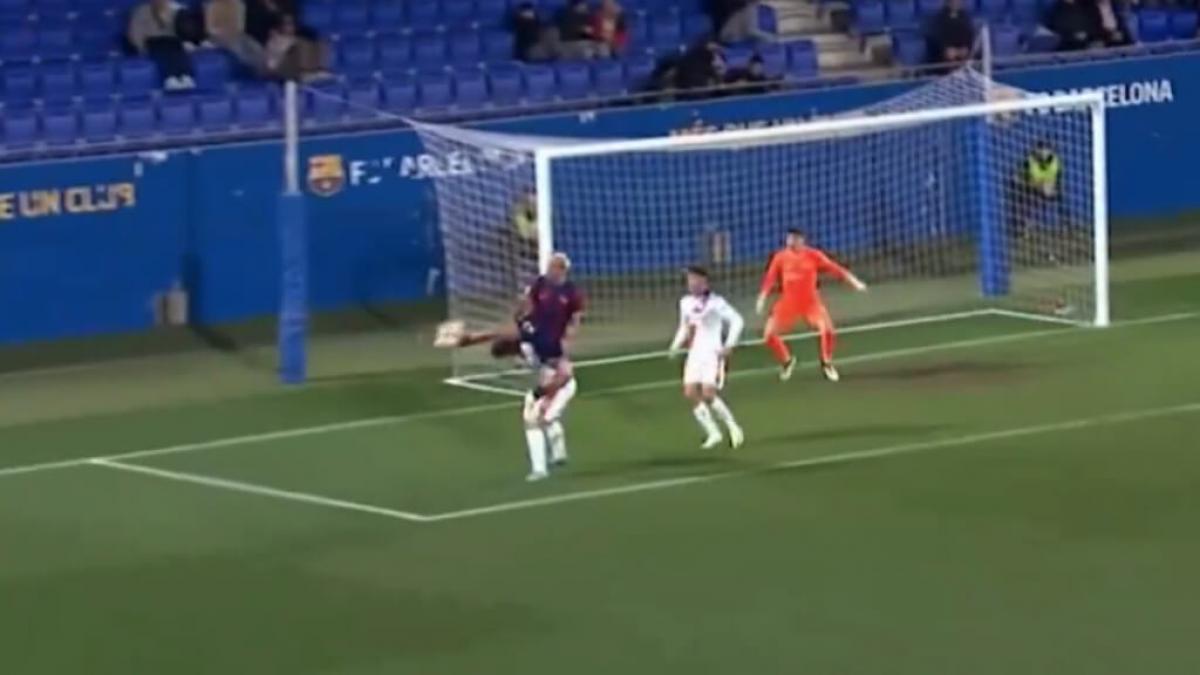 Marc Guiu vuelve a llamar a la puerta de Xavi con este golazo