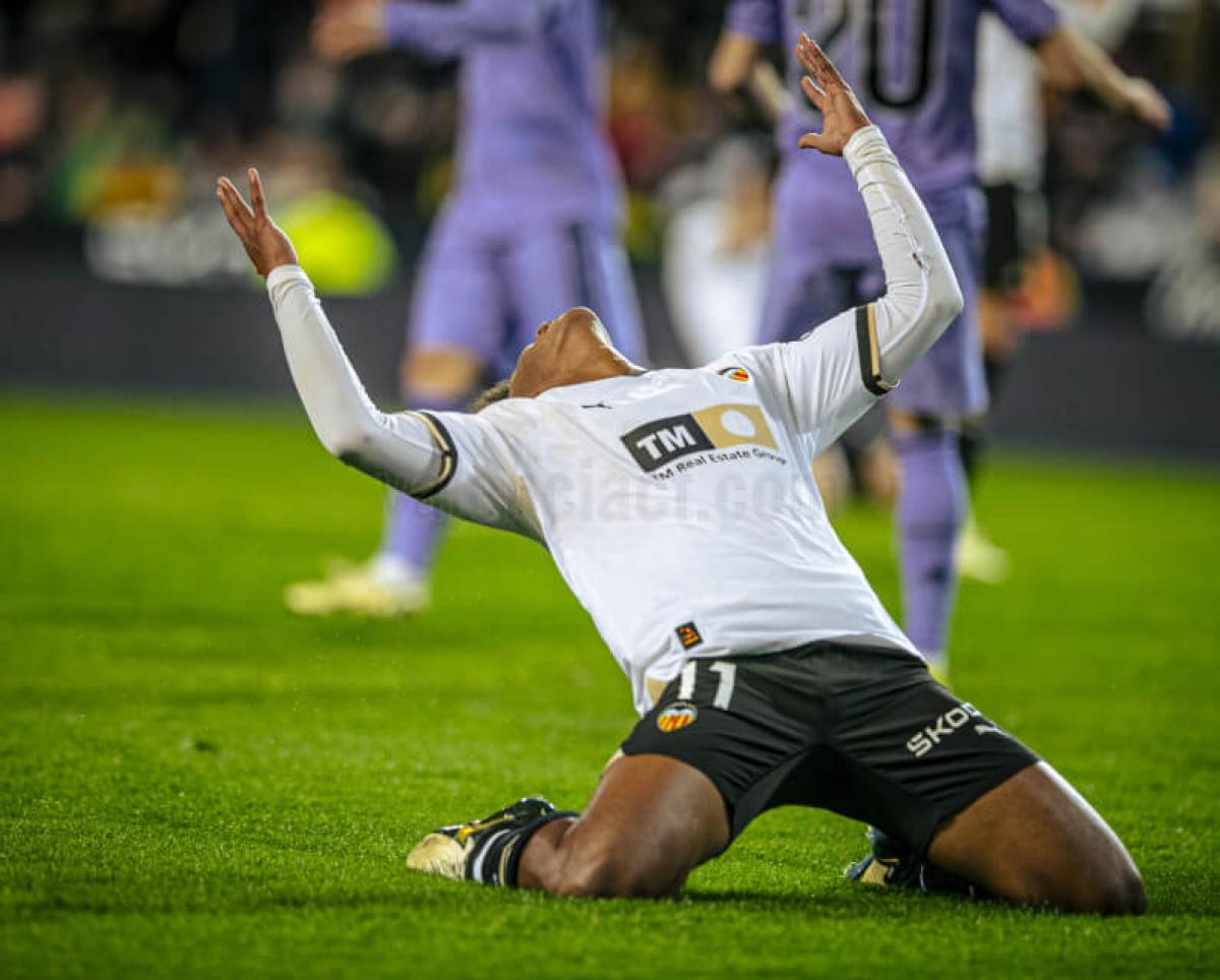 Ni Vinicius ni el Real Madrid han salido en defensa de su jugador Peter Federico, que ha sufrido ...