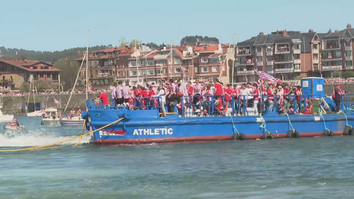 La Gabarra ya zarpa en Bilbao con los jugadores del Athletic