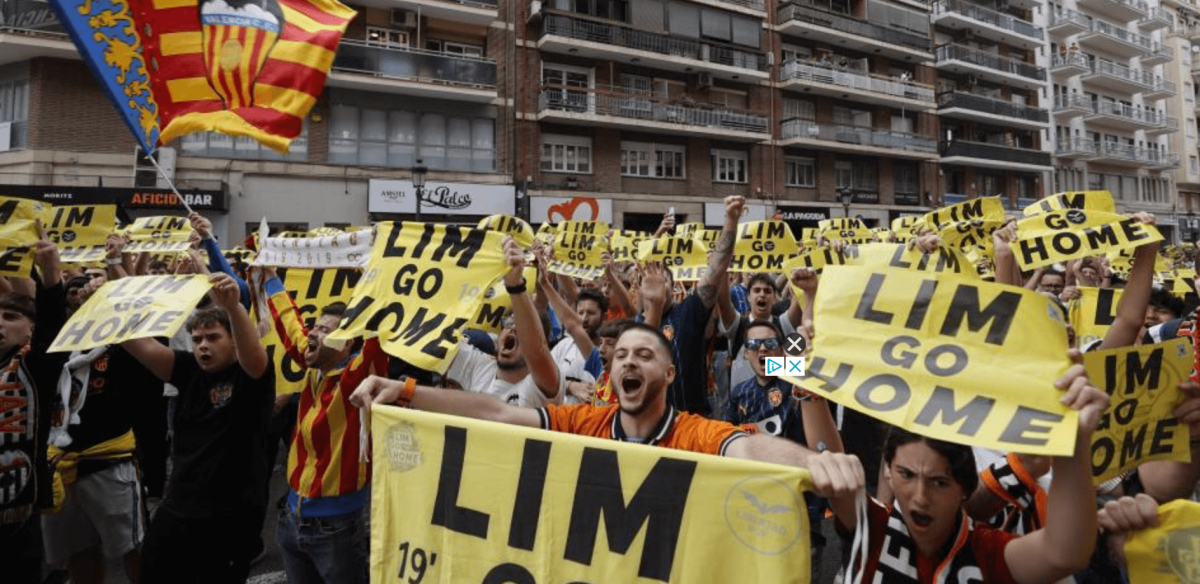 Protesta contra Peter Lim en Mestalla acaba con carga policial