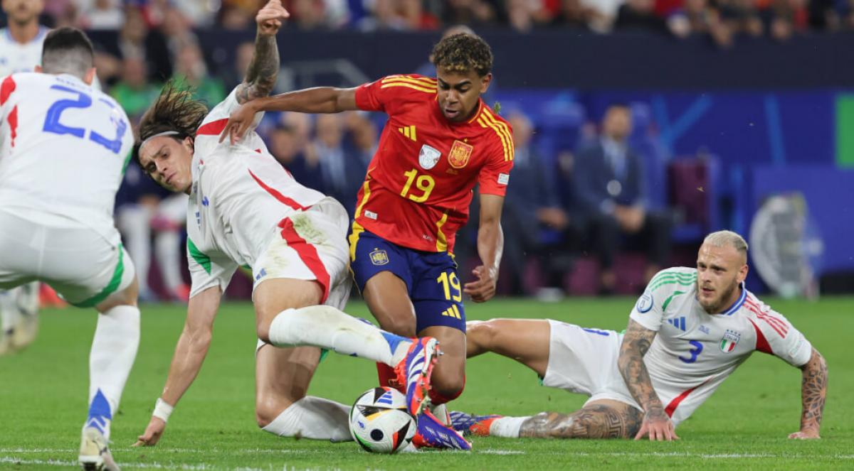 Lamine Yamal recrea la foto de Andrés Iniesta rodeado de italianos