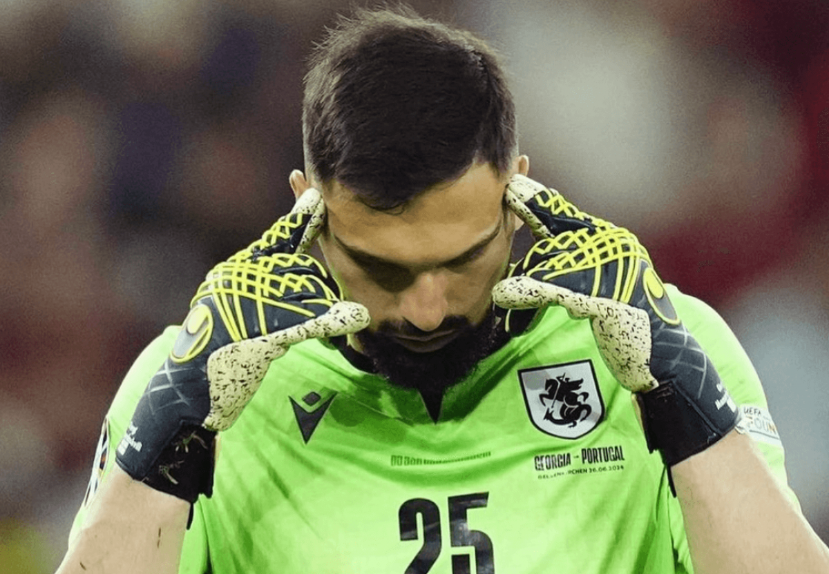 Giorgi Mamardashvili se pica con sus compañeros españoles por la Eurocopa