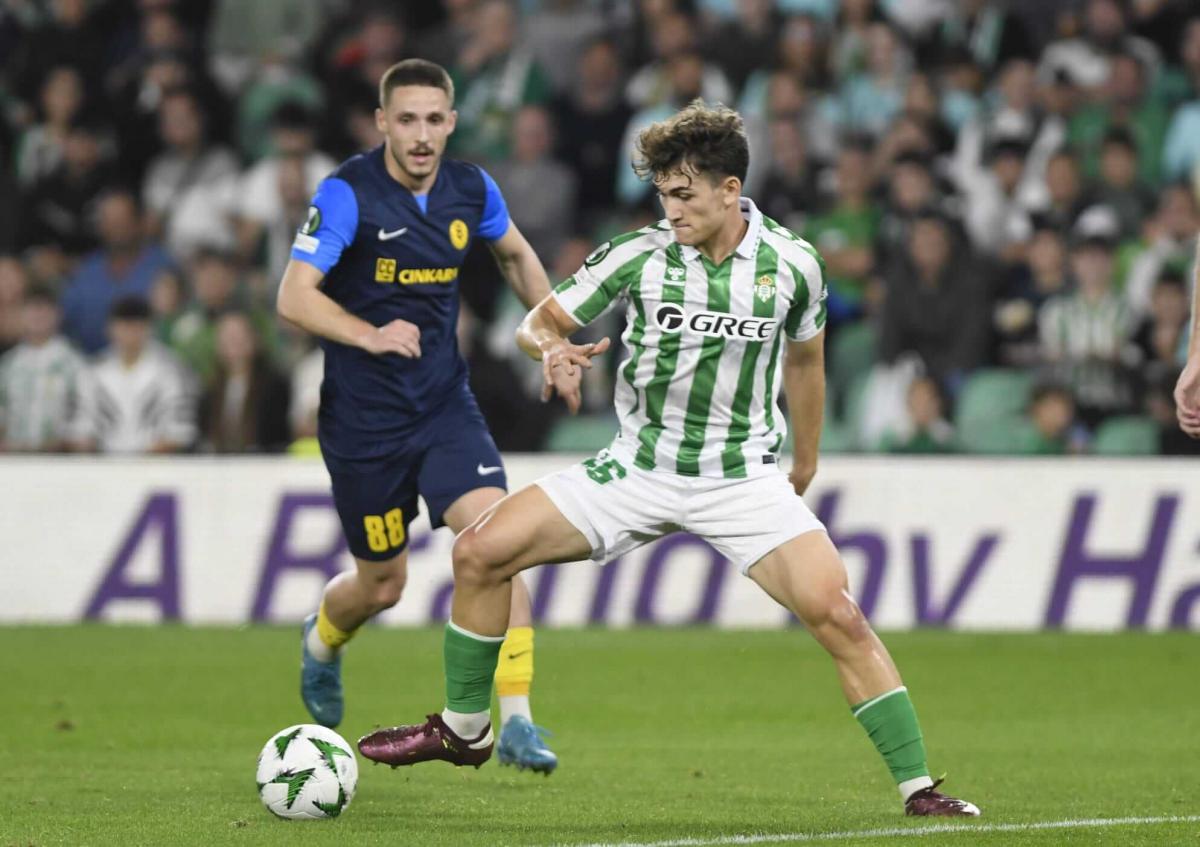 Mateo Flores lo confirma y renueva su contrato con el Betis