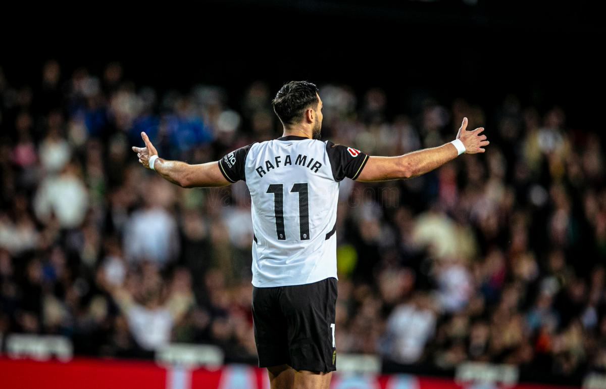 La historia de la no salida de Rafa Mir del Valencia y la oferta de la ...