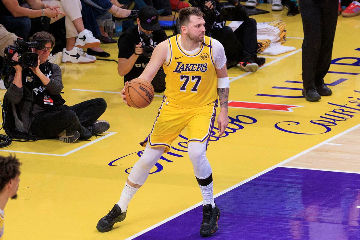 Luka Doncic debuta, LeBron James brilla, los Lakers arrasan