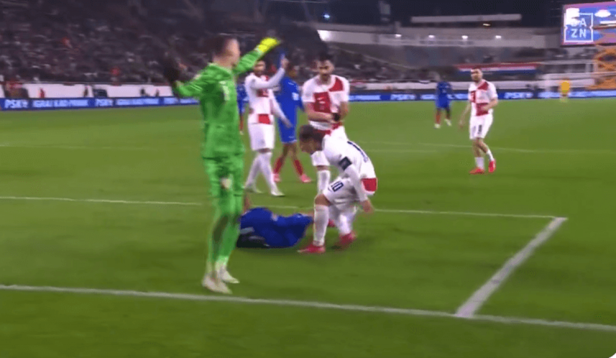 Luka Modric se pica con Kylian Mbappé por un penalti en el Croacia-Francia