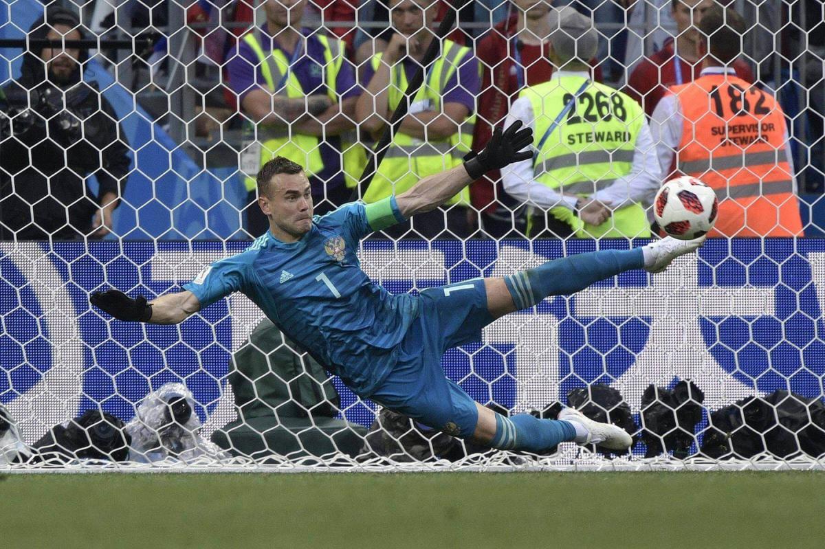 Igor Akinfeev patenta la parada a Iago Aspas en el España-Rusia del ...