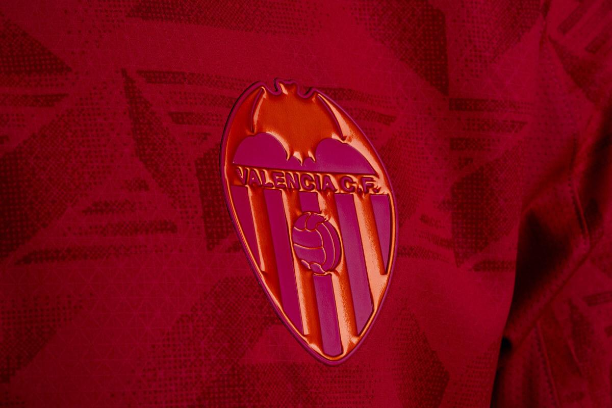 Los dos secretos ocultos de la camiseta del Valencia CF color rojo torino y naranja