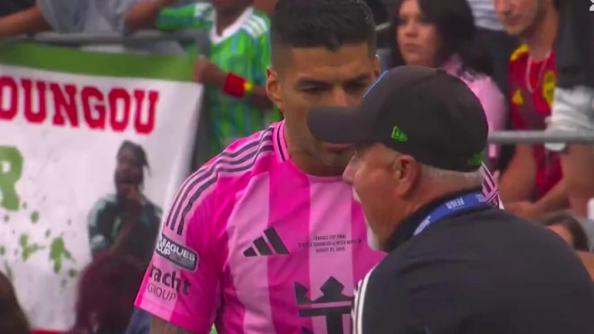 Luis Suárez escupe a un miembro del staff de Seattle Sounders