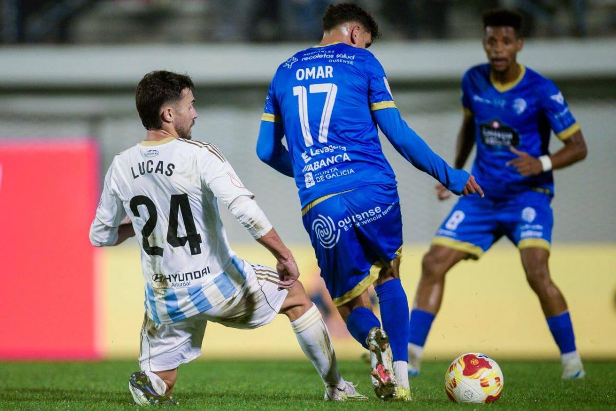Lucas Ahijado recibe elogios por su gesto con el jugador lesionado en el Ourense - Real Oviedo