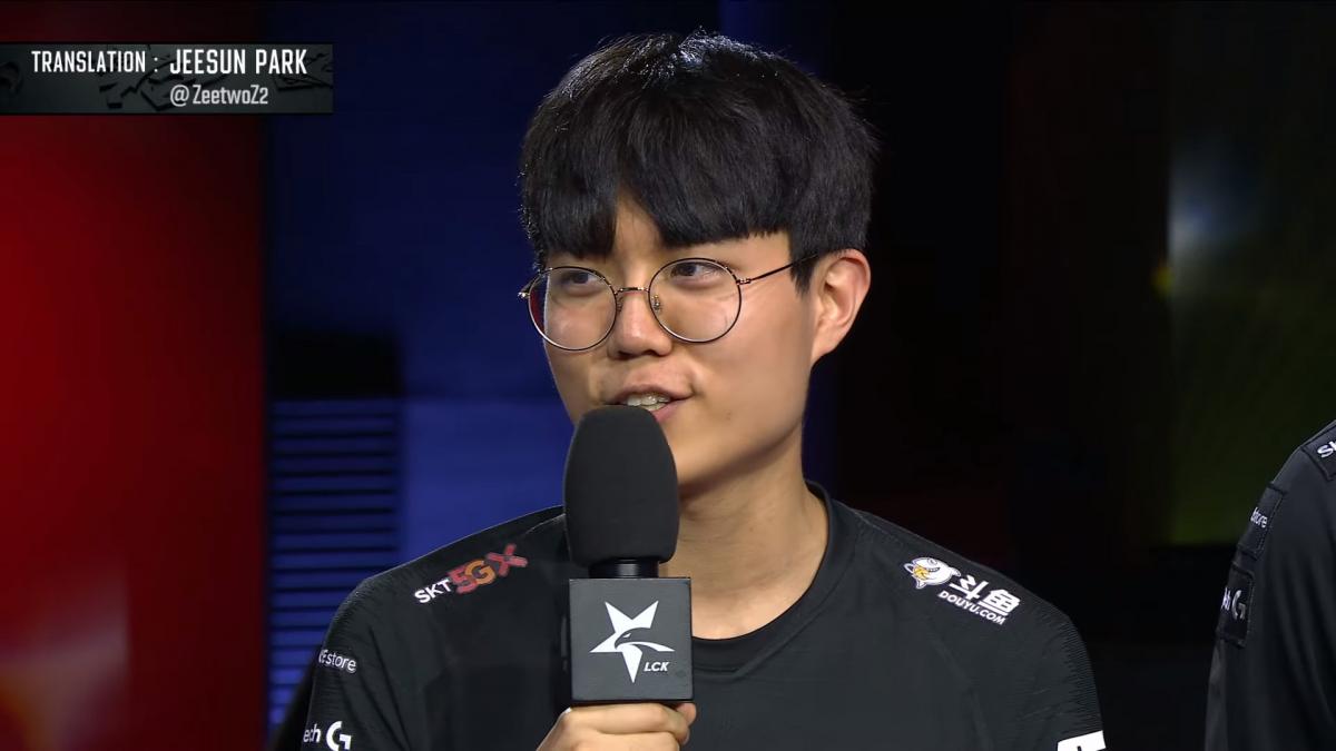 Cuzz responde a Faker sobre su obligado estilo de juego en T1 (SKT)
