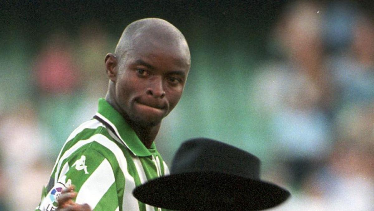 Finidi George recuerda su estancia en el Betis: Sombrero y Lopera