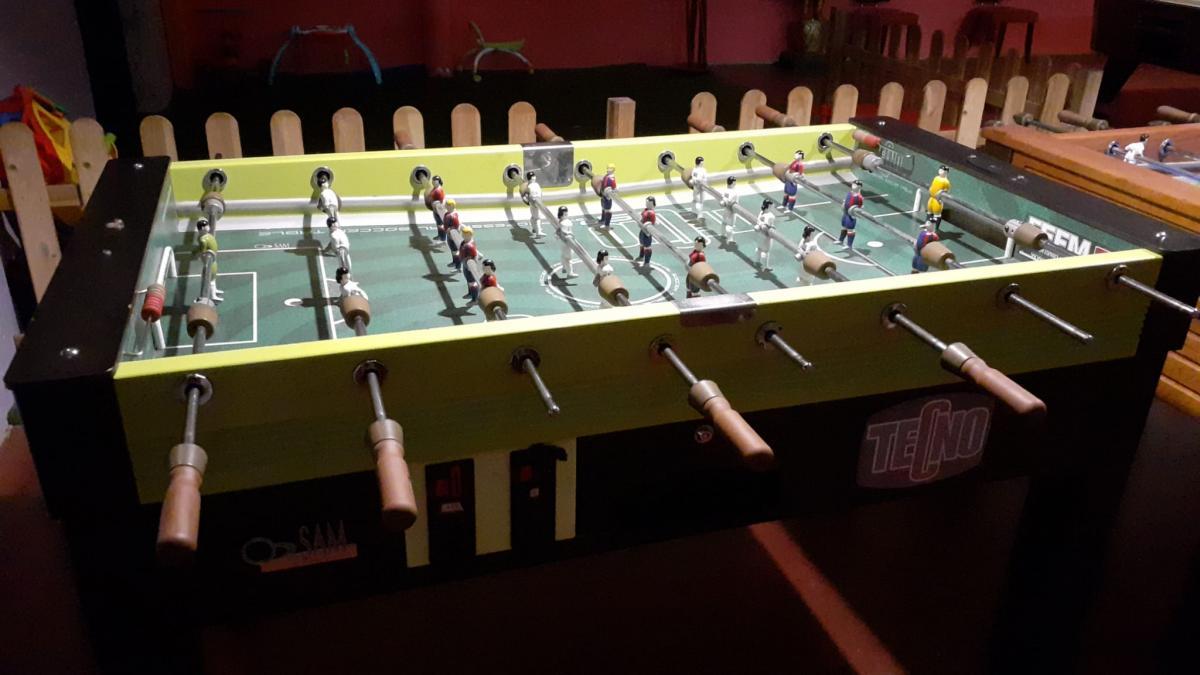 Clásico Barcelona Real Madrid: el futbolín inclusivo en Palomares (Sevilla)