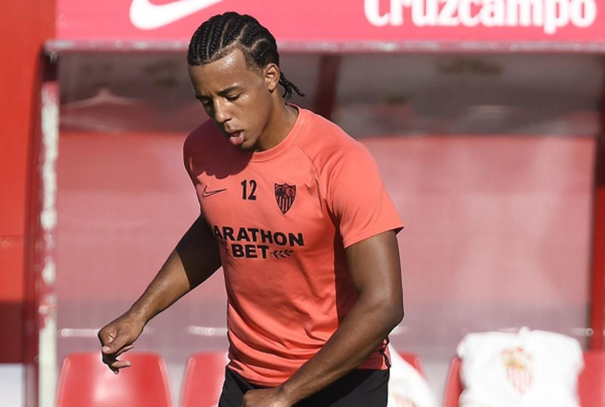 Koundé y su nuevo peinado, en el entrenamiento del Sevilla FC