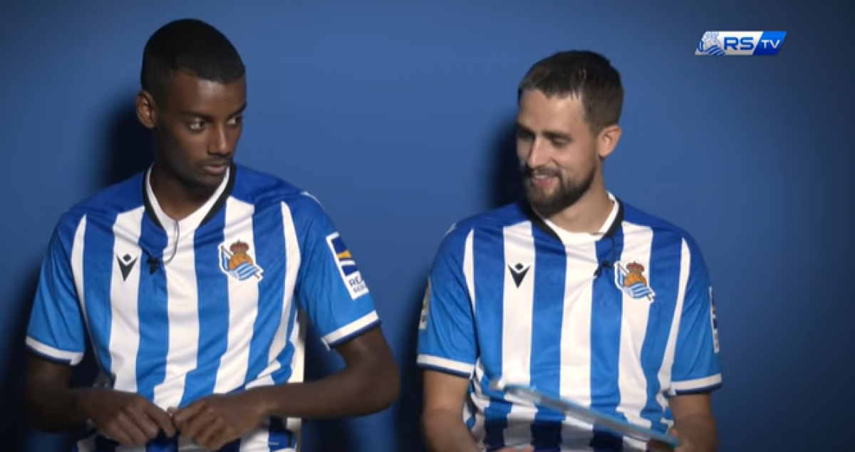 Solo puede ganar uno: el divertido reto Isak-Januzaj que 'mosquea' al sueco